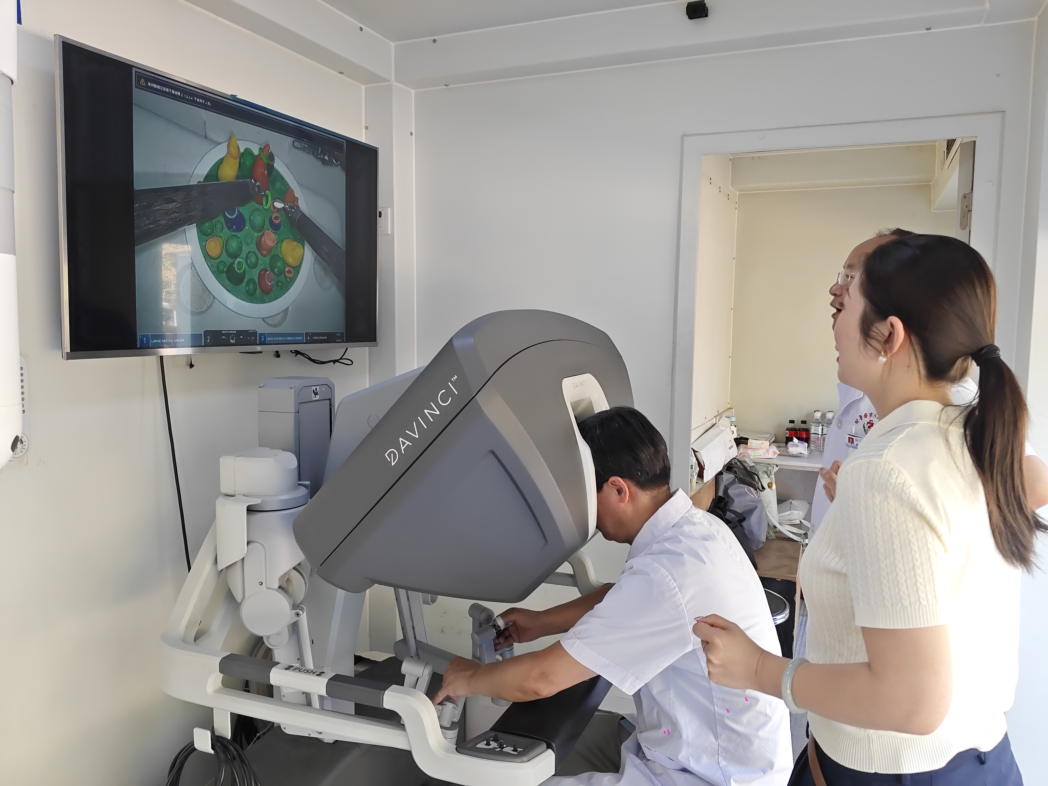 达芬奇手术机器人来到吐鲁番市人民医院